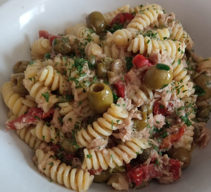 Pasta fredda con olive, pomodori secchi e tonno - Piatti Facili